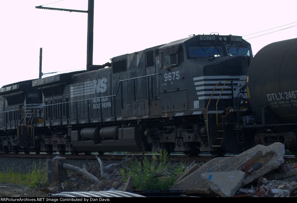 NS C40-9W 9675 trails on 17G